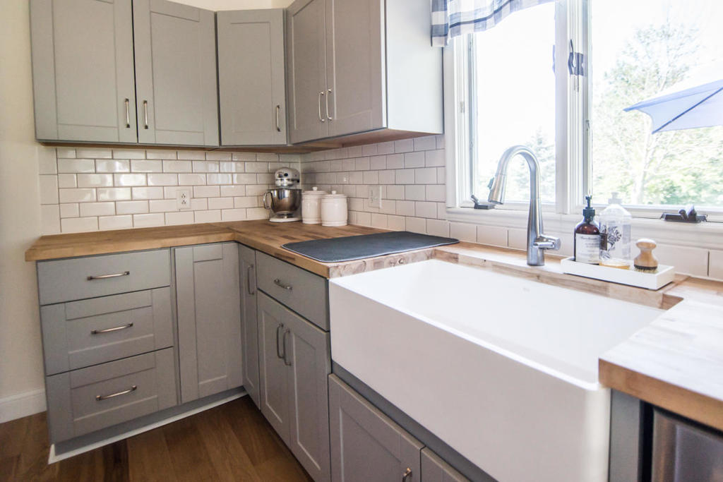 Kitchens With White Cabinets And Backsplashes
